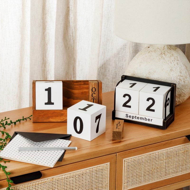Top-Selling Sustainable Wooden Desk Calendars for Wholesaler